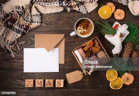 제로 폐기물 크리스마스 개념 천연 Chirsmas 장식 커피 한 잔 종이 편지 봉투 소나무 콘과 어두운 소박한 나무 배경에 가지 0명에 대한 스톡 사진 및 기타 이미지
