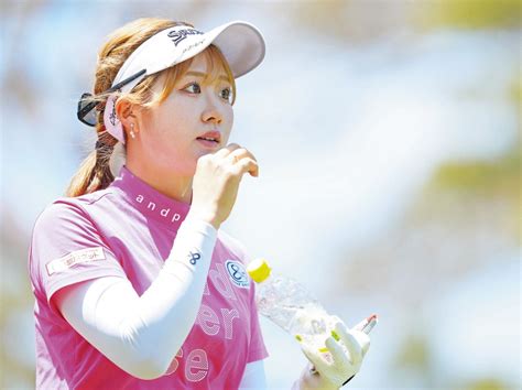 女子ゴルフ・都玲華、ギャラリーの声援に笑顔【写真複数】：中日スポーツ・東京中日スポーツ