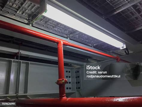 제기 바닥 아래 빛 튜브와 빨간 파이프 빨간색 물 파이프 시스템에 덮개와 제기 바닥 스프링클러에서 자동 공장 산업 건물에 대한