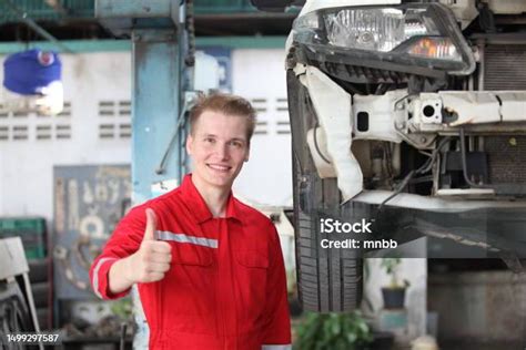 자동차 서비스 및 수리 또는 유지 보수 및 자동차 정비사 팀 개념 25 29세에 대한 스톡 사진 및 기타 이미지 25 29세 검사 보기 고객 Istock