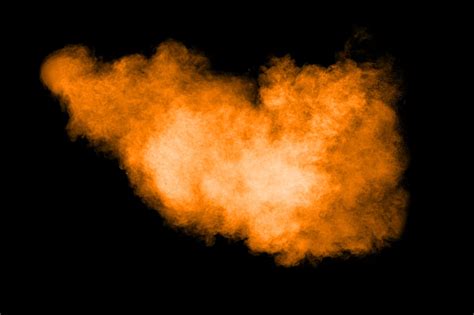 검은 배경에 초록 오렌지 분말 폭발입니다 추상 오렌지 먼지는 검은 바탕에 산 산 조각 오렌지 파우더 스플래시의 움직임을 동결 가루눈에 대한 스톡 사진 및 기타 이미지