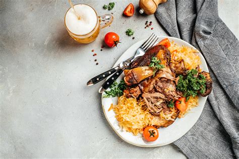 소금에 절인 양배추와 바이에른 구운 돼지 고기 너클을 식욕을 돋우는 옥토버페스트 메뉴 배너 메뉴 텍스트 레시피 장소 상단 보기 고기에 대한 스톡 사진 및 기타 이미지