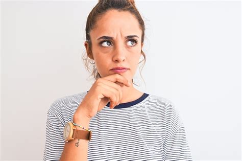 젊은 빨간 머리 현대 여자 를 입고 롤빵 위에 고립 된 배경 심각한 얼굴 생각 에 대한 질문 매우 혼란 스러운 아이디어 한 명의 여자만에 대한 스톡 사진 및 기타 이미지