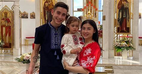 Дружина переможця Голосу країни повідомила про виїзд із України з маленькою дочкою Афіша Bigmir Net