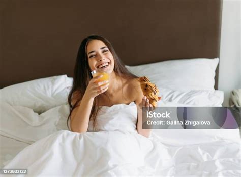 호텔 방 침대에서 아침 크루아상과 오렌지 주스를 갖는 긴 머리를 가진 아름다운 젊은 아시아 여성 20 24세에 대한 스톡 사진 및 기타 이미지 Istock