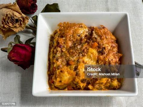다진 고기와 으깬 감자를 곁들인 전통 영국 요리인 셰퍼드 파이 0명에 대한 스톡 사진 및 기타 이미지 0명 가루로 빻은 감자 그라탕 Istock
