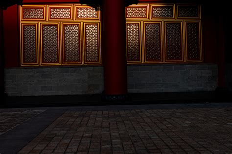 중국 전통 궁전 건물의 일부 황금 프레임과 격자로 장식 된 화려한 빨간색 페인트 창 0명에 대한 스톡 사진 및 기타 이미지 0명 건물 외관 건축 Istock