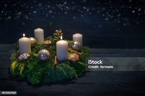흰색 촛불이 있는 녹색 강림절 화환 두 개는 재림 크리스마스 장식 및 쿠키 별 보케가 있는 진한 파란색 나무 배경 복사 공간을
