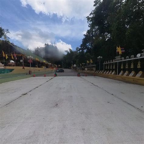 วัดพระมหาเจดีย์ไตรภพไตรมงคล เจดีย์สแตนเลส ตั้งอยู่ในอำเภอหาดใหญ่ จังหวัดสงขลา ตั้งเด่นเป็นสง่า