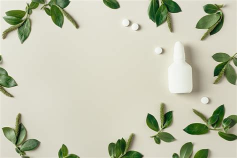 계절성 봄 알레르기 피는 Catkins 비강 스프레이 베이지 색에 항히스타민 제 알약이있는 새로운 녹색 가지 봄 개화에 대한 치료 알레르기의 개념 미적 정물 0명에 대한