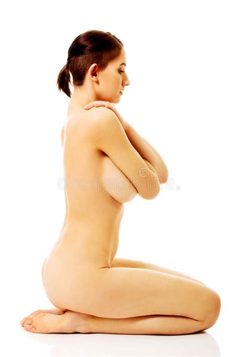 Foto De Busty Redhead With Short Hair Kneeling