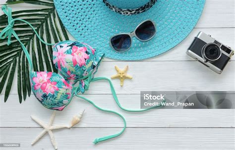 여름 패션 여자 큰 모자와 액세서리 빈티지 카메라는 해변에서 여행으로 이동 합니다 열 대 바다 특이 한 평면도 나무 흰색 배경입니다 여름과 여행 개념입니다 개체 그룹에 대한