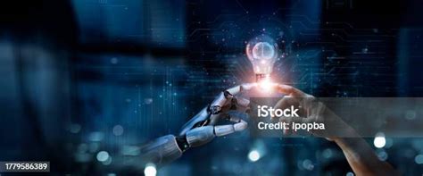 Ai 기계 학습 빅 데이터 네트워크에서 로봇과 인간의 손길 전구에 창의적인 뇌 데이터 과학 및 인공 지능 기술 미래를위한 혁신 인공지능에 대한 스톡 사진 및 기타 이미지