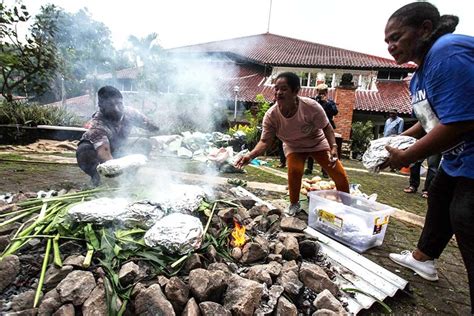 Momen Halal Bihalal Civitas Akademika Ppkb Fib Ui Diwarnai Upacara Adat “bakar Batu” Papua