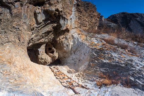 알타이의 산 협곡 다리와 계단에서 암벽 등반을위한 익스트림 공원 관광에 대한 스톡 사진 및 기타 이미지 관광 구름 등산