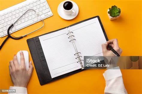 청진기 키보드 커피 컵 및 마우스가있는 노트북에 의료 기록을 작성하는 전문 의사 건강관리와 의술에 대한 스톡 사진 및 기타 이미지 건강관리와 의술 과학 금속 Istock