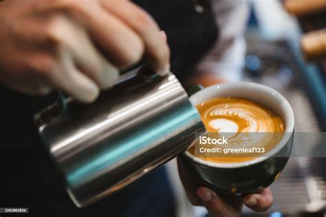 바리스타 메이킹 라떼 아트 우유와 커피 한 잔에 초점 빈티지 필터 이미지 갈색에 대한 스톡 사진 및 기타 이미지 갈색 기계류 기포 음료 Istock