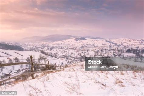 부드러운 석양 빛 알파인 나무가 우거진된 산으로 둘러싸인 계곡에 아름 다운 겨울 풍경 겨울에 대한 스톡 사진 및 기타 이미지 겨울 경관 경외감 Istock