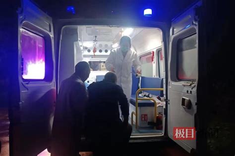 独居老人凌晨突发疾病 民警争分夺秒紧急送医凤凰网湖北凤凰网