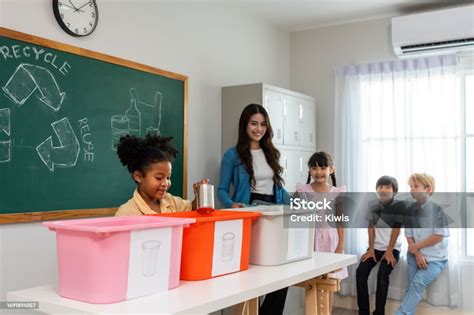 초등학교 교실에서 교사와 함께 배우는 학생 그룹 매력적인 미인 여성 강사 마스터는 유치원에서 행복과 재미있는 활동으로 어린 아이들을 설명하고 교육합니다 10 11세에 대한