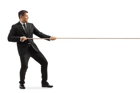 정장과 넥타이로프를 당기는 사업가의 전체 길이 프로필 샷 35 39세에 대한 스톡 사진 및 기타 이미지 35 39세 개념 경쟁자 Istock