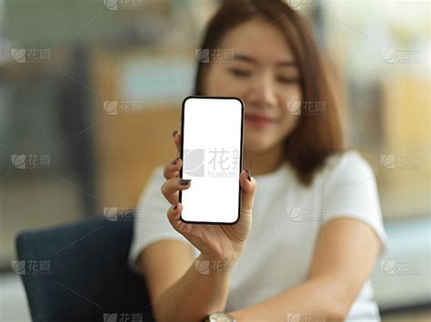 女性在模糊的背景下展示模拟的智能手机屏幕