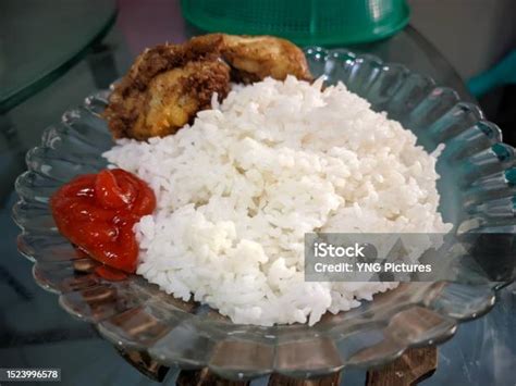 칠리 소스에 담근 프라이드 치킨 반찬과 함께 밥의 일부 맛있는 점심 메뉴 0명에 대한 스톡 사진 및 기타 이미지 0명 건강한 식생활 고급 요리 Istock