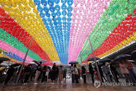 우산 쓰고 기다려요 연합뉴스