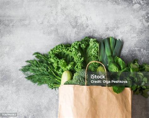 요리에 대 한 건강 한 녹색 채식 재료 회색 배경에 종이 봉지에 다양 한 깨끗 한 녹색 야채와 허브 플라스틱 없이 시장에서 제품 복사 공간 방울 양배추에 대한 스톡 사진 및