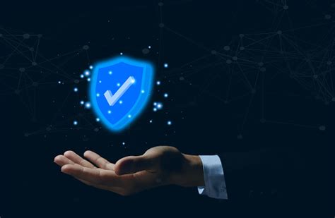 체크 표시가있는 디지털 기술 방패 아이콘 기호를 보여주는 사업가 손 최고의 품질 보증 서비스 개념 제품 성능 보증 및 업계 최고의 Iso 인증 개념에 대한 스톡 사진 및