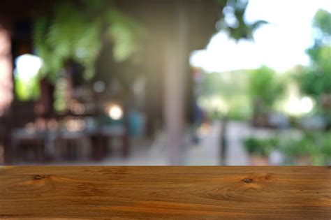 레스토랑의 추상 흐린 Bokeh 배경 앞에 빈 어두운 나무 테이블 제품을 표시 하거나 몽타주에 사용할 수 있습니다 공간에 대 한 모의 0명에 대한 스톡 사진 및 기타 이미지