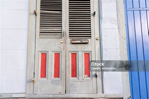 미국 뉴 올 리 언 즈 구시가지 루이지애나 유명한 도시 도시에 여러 건물 가정에 회색 빨간색 다채로운 문 로얄 거리 0명에 대한 스톡 사진 및 기타 이미지 Istock