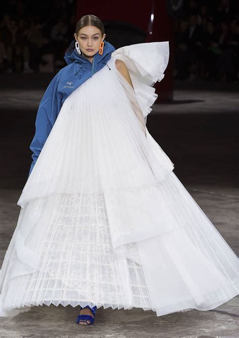 Gigi Hadids Best Runway Moments Pics