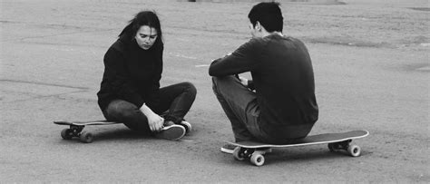 무료 이미지 검정색과 흰색 화이트 사진술 스케이트 보드 좌석 검은 단색화 스포츠 장비 신발류 흑백 사진 스케이트 보딩 장비 및 용품 보드 포트 인간