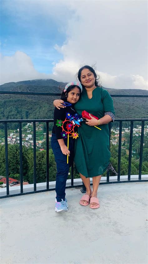 සුභාෂණි ඒකනායක සහෝදරකම පිරුණ හදවතක් තියෙන්නේ දුක හිතුණ කෙනාටත් කලින්ම මෙයා තමයි අඬන්න පටන්