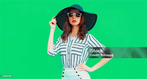 검은 둥근 여름 모자를 쓰고 있는 아름다운 여성 모델의 초상화 녹색 배경에 흰색 줄무늬 셔츠 20 29세에 대한 스톡 사진 및 기타 이미지 Istock