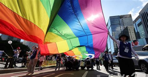 행진하는 무지개 깃발