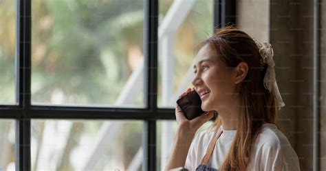 온라인 비즈니스 소유자는 고객을 위해 전화 주문을 받고 배송을 위해 협상하고 있습니다 사진 Unsplash의 여성 동성애자 이미지