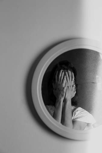 깨진 거울에 여자의 얼굴을 반사 우울증 불안 공포증 자살 및 정신 건강 개념 거울에 대한 스톡 사진 및 기타 이미지 거울 깨짐 슬픔 Istock