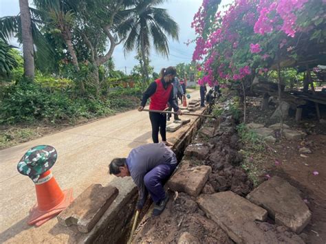 เทศบาลตำบลจระเข้หิน ลอกและซ่อมแซมรางระบายน้ำที่อุดตัน ณ บริเวณหมู่ที่ 6 บ้านไผ่ ตำบลจระเข้หิน