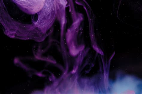 잉크가 수중으로 소용돌이합니다 검은 색 배경에 격리 된 잉크 구름 우주 우주의 폭발의 추상적 인 효과는 입자와 연기 수중에 대한 스톡 사진 및 기타 이미지 Istock