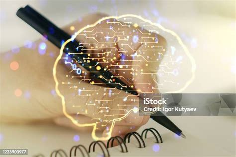 배경에 메모장에 사람의 손으로 쓰기와 창조적 인 인간의 뇌 마이크로 회로의 이중 노출 미래 기술 및 Ai 개념 교육에 대한 스톡