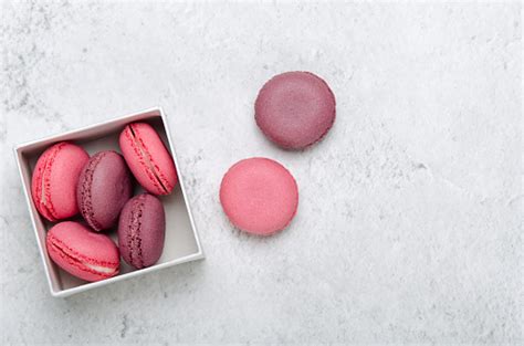 상자에 돌 배경에 핑크 마카롱 쿠키 과자 패스트리 정크 푸드의 개념 최소 구성 평면도 평 신도 개체 그룹에 대한 스톡 사진 및 기타 이미지 Istock