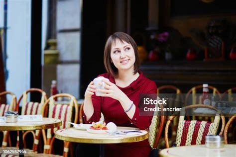 프랑스의 파리 프랑스에서 야외 카페에서 커피를 마시는 여자 여자에 대한 스톡 사진 및 기타 이미지 여자 카페 커피 마실