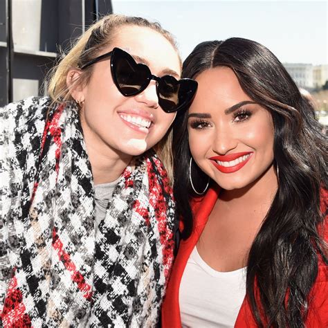 Miley Cyrus Embrasse Demi Lovato