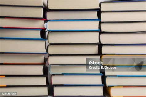 하드 백 책 배경의 스택 높은 쌓여 읽기 개념 복사 공간 책 읽기의 컬렉션 개체 그룹에 대한 스톡 사진 및 기타 이미지 개체 그룹 교육 기록보관용 Istock