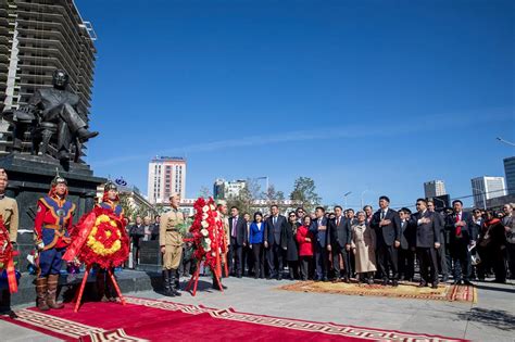 Маршал Ю Цэдэнбалын хөшөөнд цэцэг өргөлөө