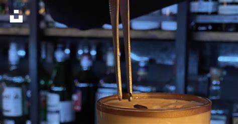 커피 한 잔 위에 숟가락을 들고 있는 사람 사진 Unsplash의 무료 음식 프리젠 테이션 이미지