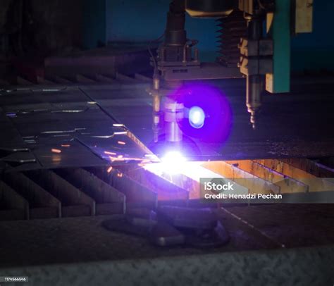금속의 현대 자동 플라즈마 레이저 절단을위한 기계 레이저 및 레이저 플라즈마 절단 클로즈업 강철에 대한 스톡 사진 및 기타 이미지 Istock
