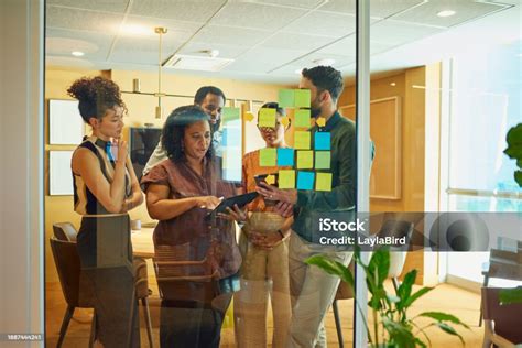 현대적인 사무실 공간에서의 다양한 그룹 브레인스토밍 아이디어 변경에 대한 스톡 사진 및 기타 이미지 변경 비즈니스 리더십 Istock